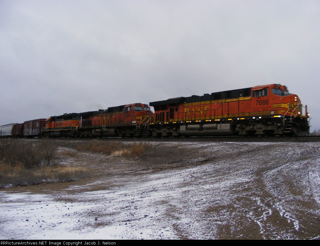 BNSF 7686 and BNSF 4063